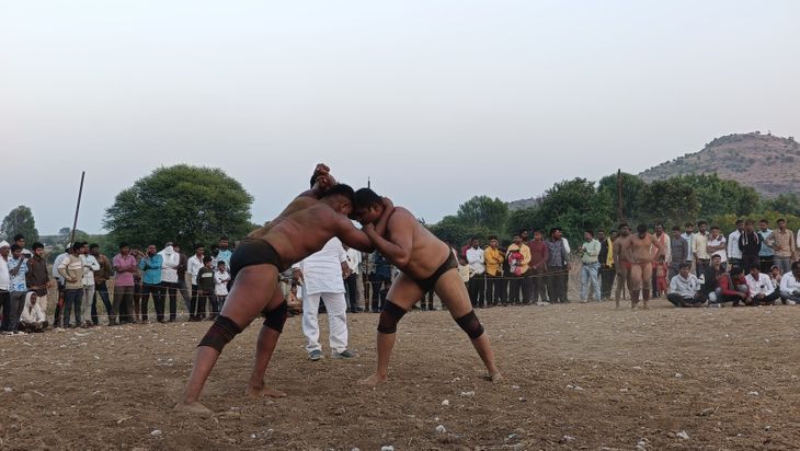 At the foot of the mountain, wrestlers clashed with wrestlers, a huge ...