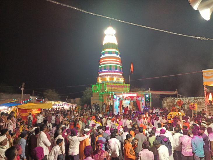 The image of Siddhanaths playing gulala to the sound of drums and ...