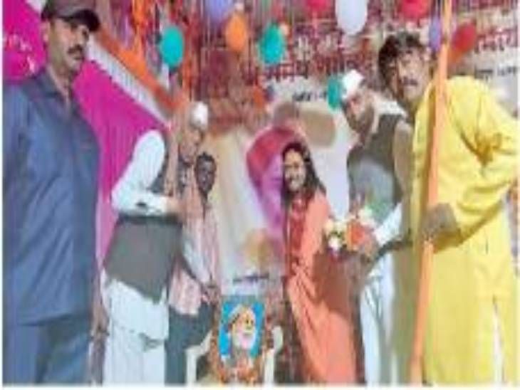 Tributes were paid to Saint Gadge Baba on the platform of Shrimad ...
