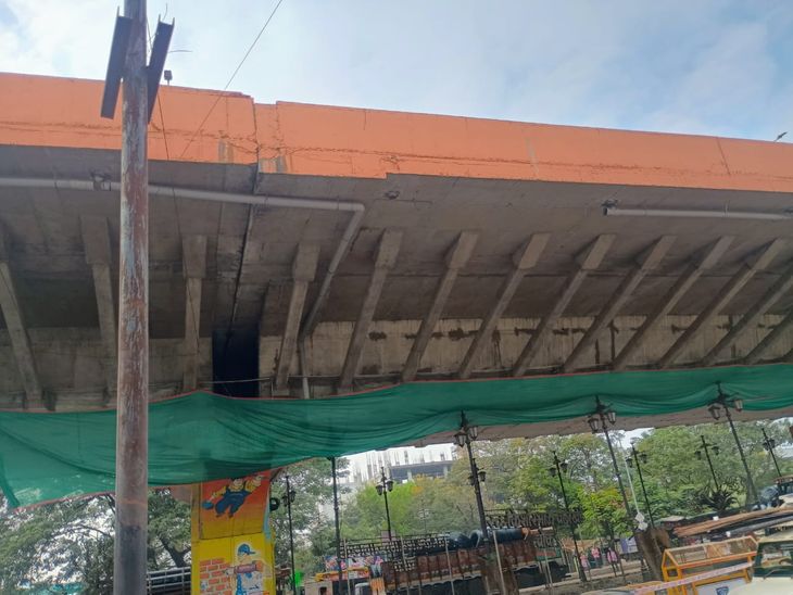 Butibori flyover collapses due to beam slippage | बीम सरकल्याने ...
