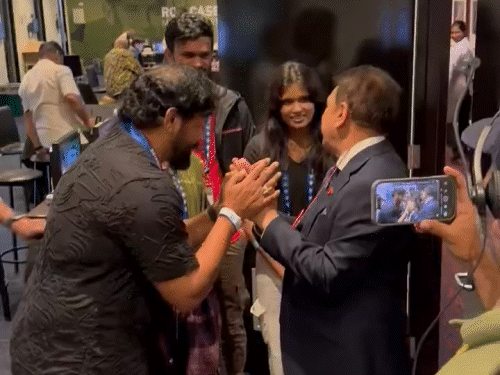 IND Vs AUS: Nitish Reddy's Father Touches Sunil Gavaskar's Feet In ...