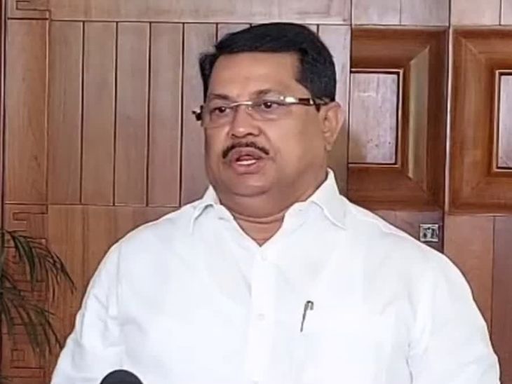 prajakta mali| vijay wadettiwar| suresh dhas| | प्राजक्ता माळी ...