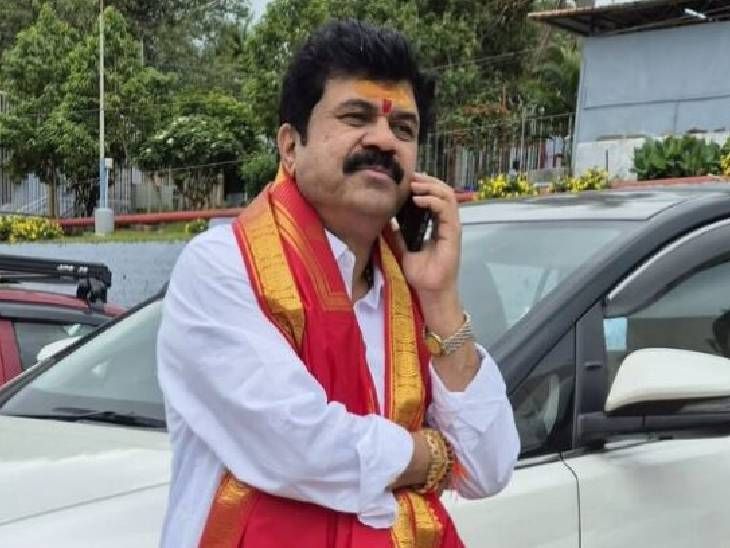 Anjali Damania Meet Beed District Collector Over Valmik Karad Dispute ...