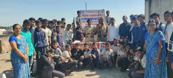 Sillod students learned about weapons, commendable initiative of Sillod ...