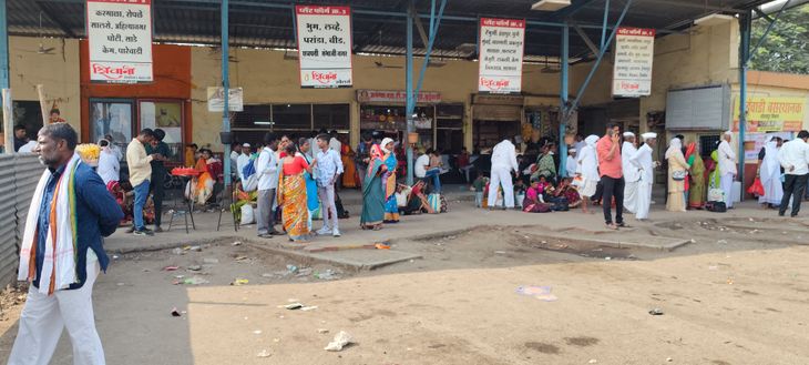 Kurduwadi bus stand has become a garbage dump, no cleaning for 5 days ...
