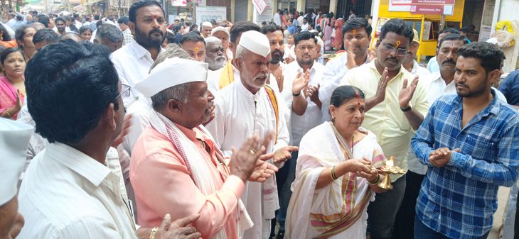 Aarti performed at Namdev steps, temple liberation day celebrated by ...