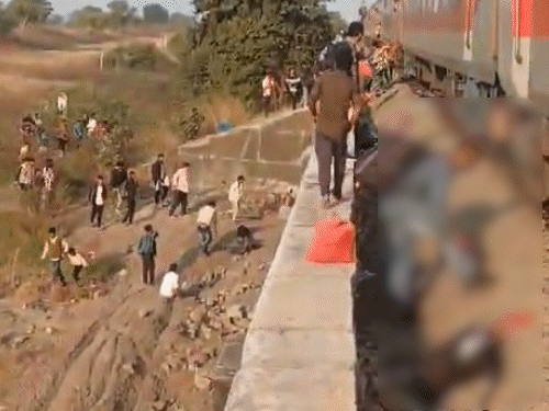 Jalgaon Railway Accident Passengers Shared Details| Pushpak Express Karnataka Express Accident ...