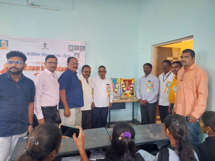 Youth should follow the example of Maasaheb Jijau along with Swami ...