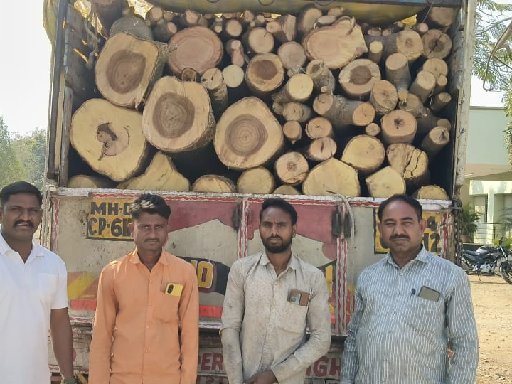 Tempo caught with illegally transporting timber in Kalamanuri Shivara ...