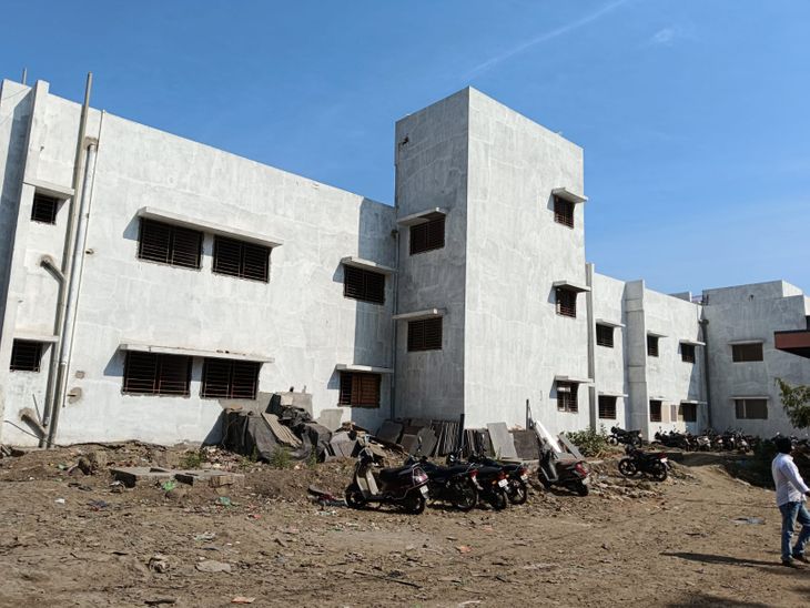 Beed's new bus stand will be opened within a month | बीडचे नवे बसस्थानक ...