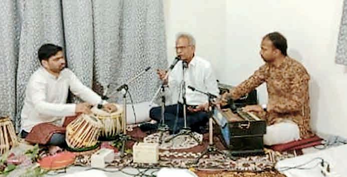 A musical tribute was paid to singer Prabhakar Karekar, the audience ...
