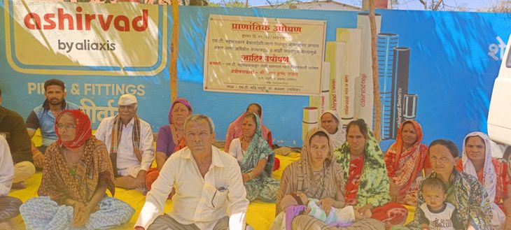 Tribal families with small children on hunger strike in Nanduri ...
