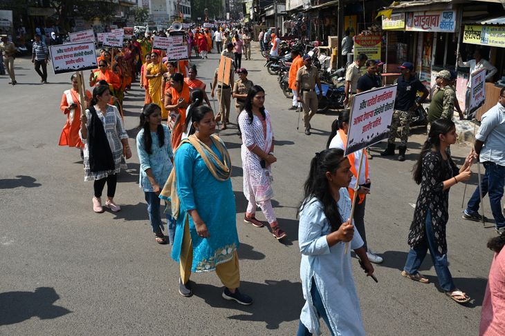 Illegal stay of foreign citizens in madrasa, protest by Jan Aakrosh ...