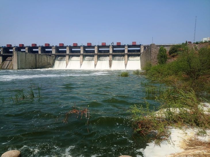 Water released through 6 gates of Manjara Dam circulates in the ...