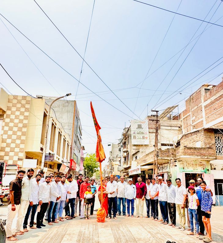 Shiv Sena Ubatha Party erected a public shrine in Bhargava Chowk | भगवा ...