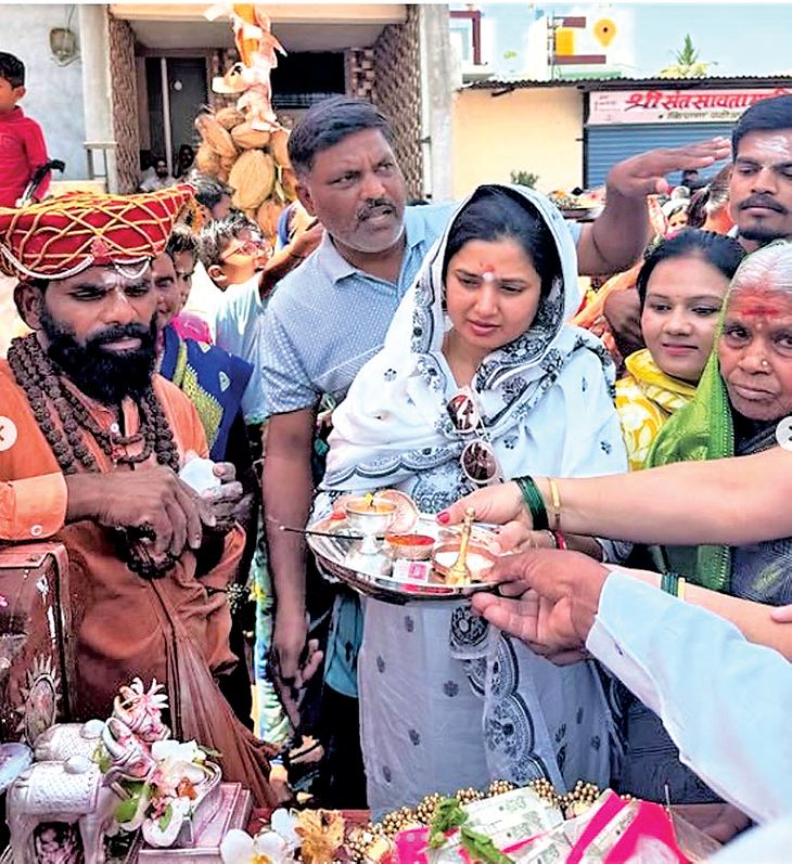 Actress Prajakta Mali takes a glimpse of Kavadi in Bhalwani, along with ...