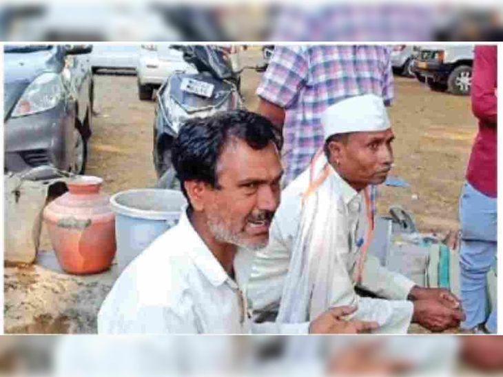 Bringing crops on one km head; Baliraja bursts into tears in tehsil ...