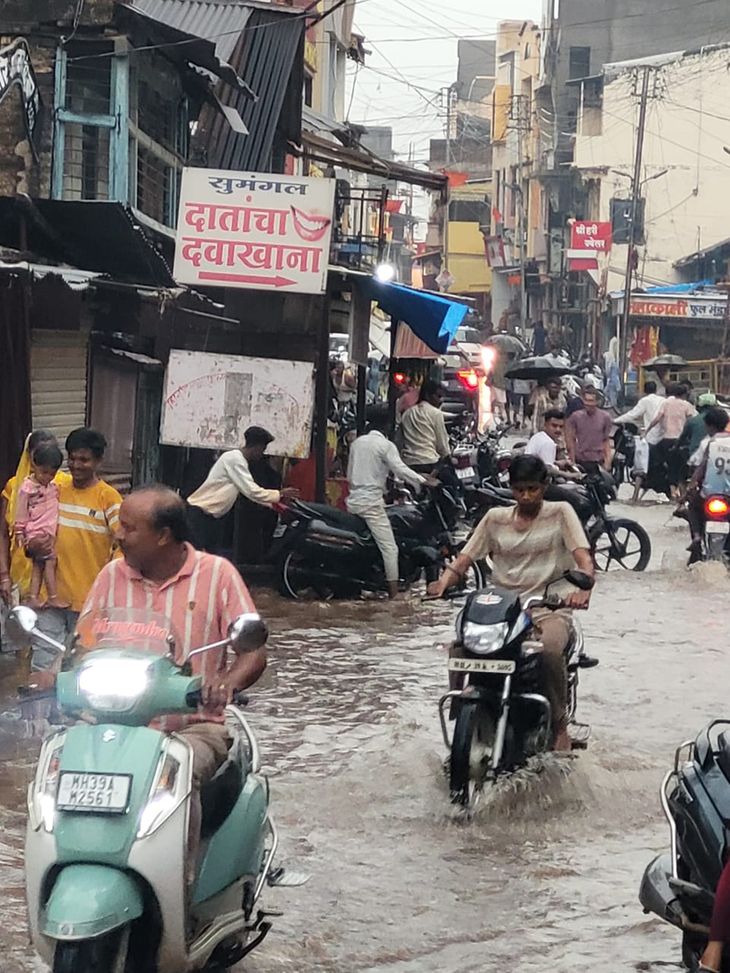 Heavy rains in Taloda city cause waterlogging on roads | तळोद्यात ...