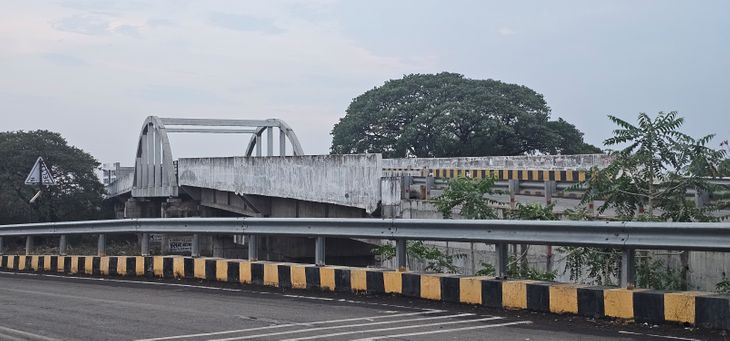 Soon the fate of the bridge at Akola Naka in Akot city will be bright ...