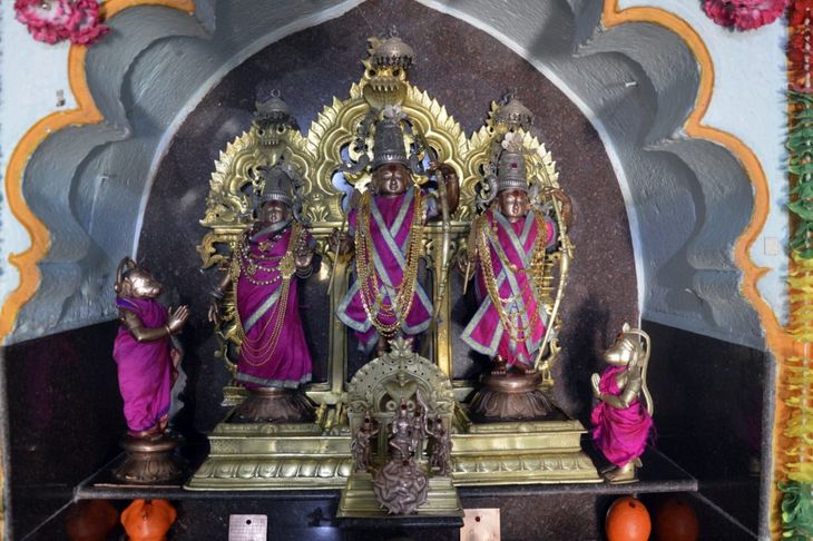 The husband bows at the feet of the bride, the tradition of Jamb ...