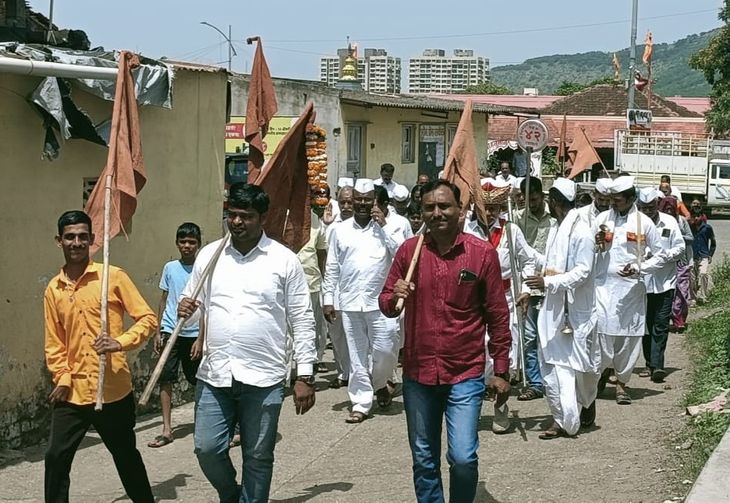 Dindi left with enthusiasm on foot from Pathardi to Trimbak to Pandharpur | पाथर्डीतून त्र्यंबक ...