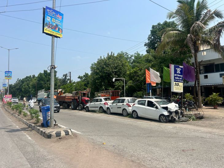 Accident-affected vehicles obstruct traffic in Shani Shingnapur ...