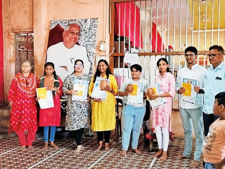 Don't waste time on mobile, read books, appeal to students at Swami ...
