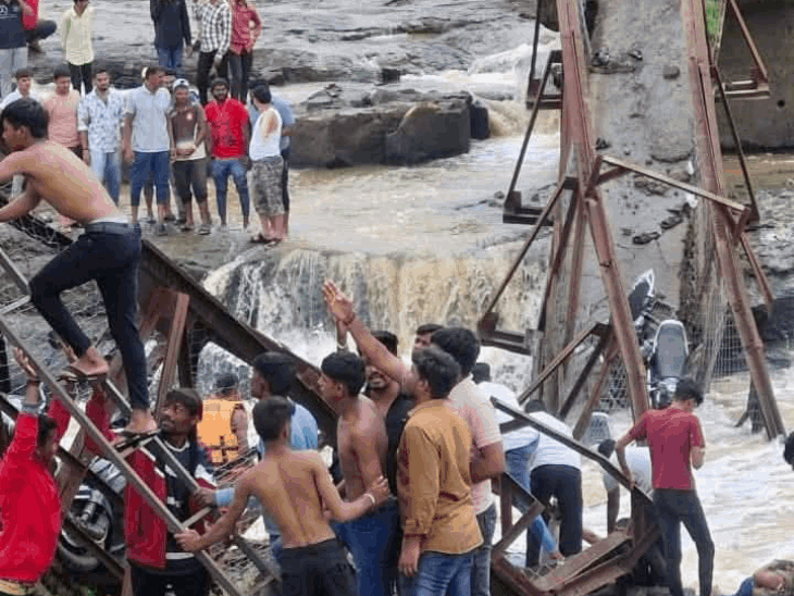 Pune Indrayani River Bridge Collapse; Kundmala Maval Accident, 6 Dead, 32 Injured, VIDEOS | दोन ...