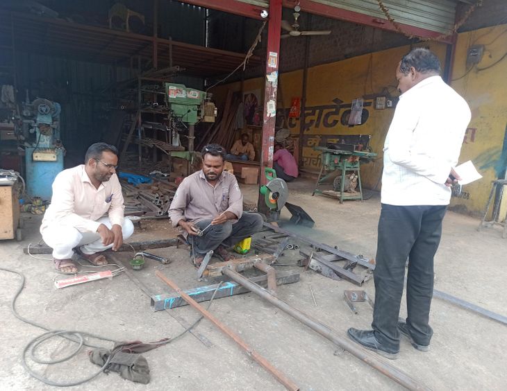 Farmers' inclination towards modern iron tools has increased, picture ...