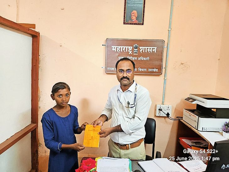 Ration card given to 13-year-old Ishwari from Dhanki; Contribution to ...