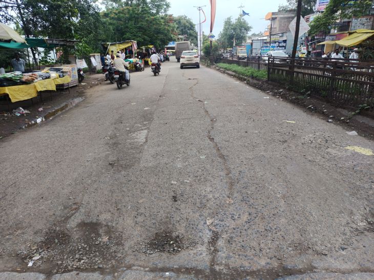 Cracks in the newly constructed cement road in Bhokardan, the plight of ...