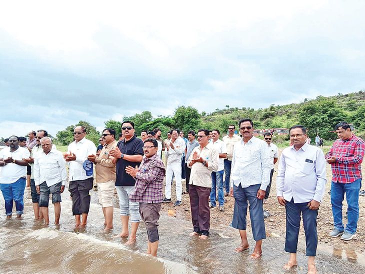 Worship of the water of Veer Bhatghar Dam, performed by the Saswad Mali ...