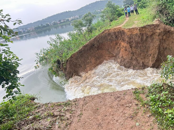 Sakoli Lake Breaches After 100 Years, Floods 450 Acres, Shuts Down Highway