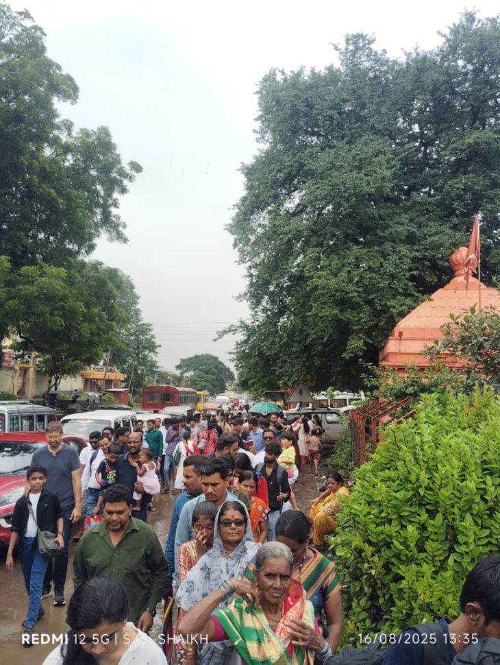 10 lakh devotees visit Verul; Two km queue for darshan, 3-4 hours time ...