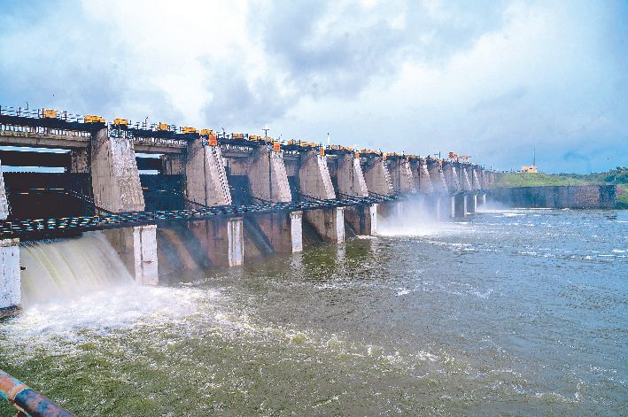 Hundreds of hectares of crops along the Manjara river are under water ...