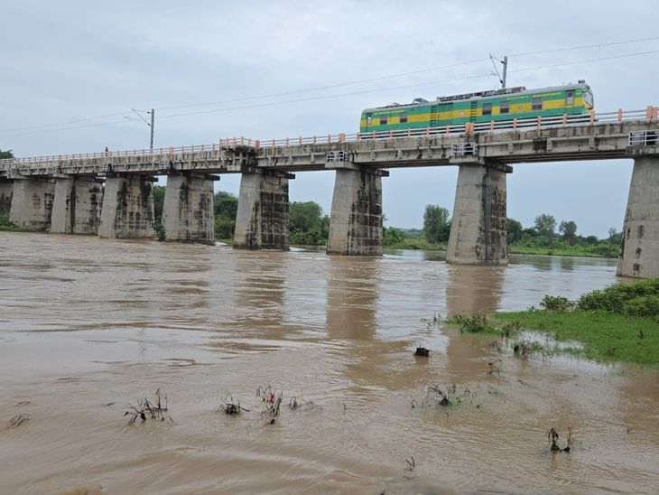 Youth washed away in Kayadhu river flood in Hingoli