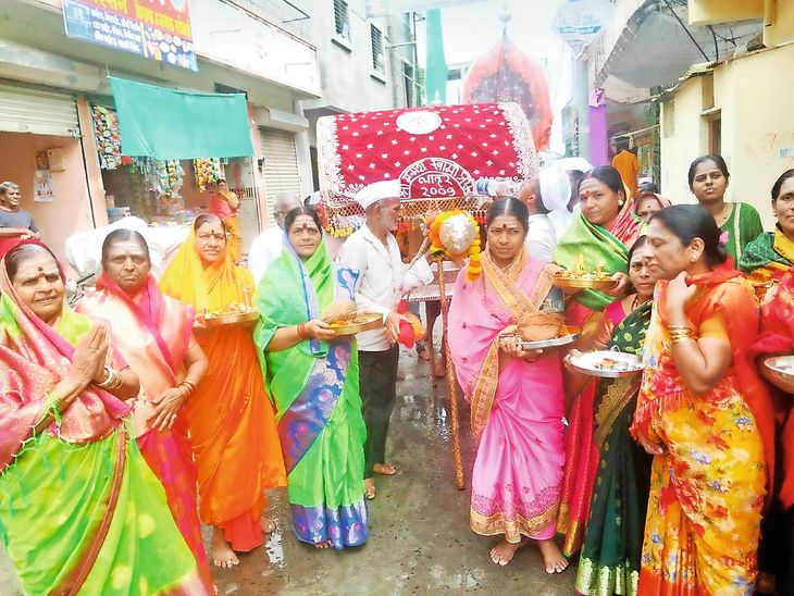 Thousands of devotees had darshan of Shri Manmath Swami's palanquin ...