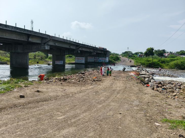 The alternative road to the Navagan Rajuri bridge is difficult, the ...