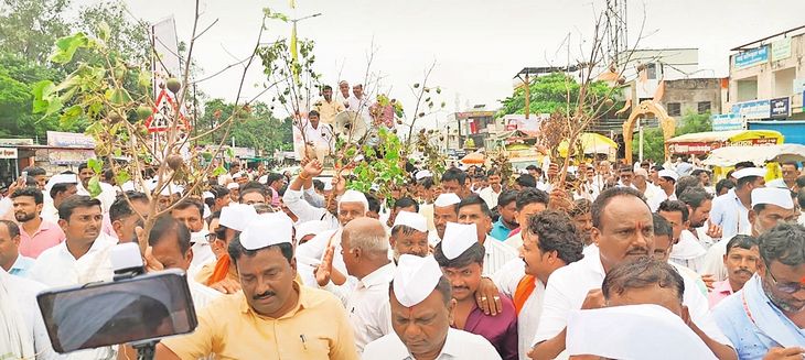 Bomb Maro Morcha on Ambad Tehsil with cotton, soybean, tur, and mosambi ...