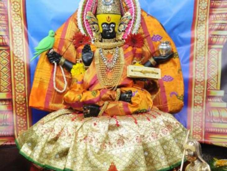 The mind is delighted by the beauty of Nishigandha and the radiant form ...