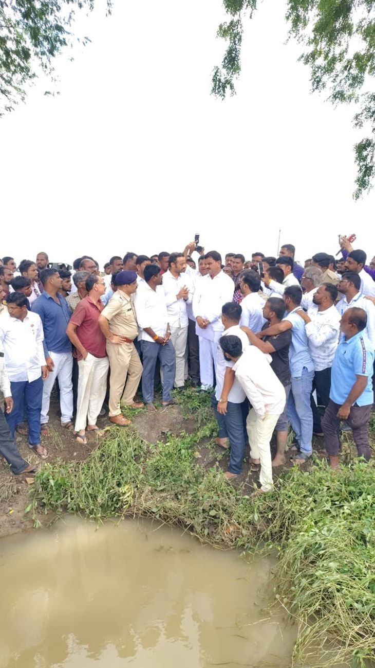 During the inspection tour, the Agriculture Minister reviewed the crop ...