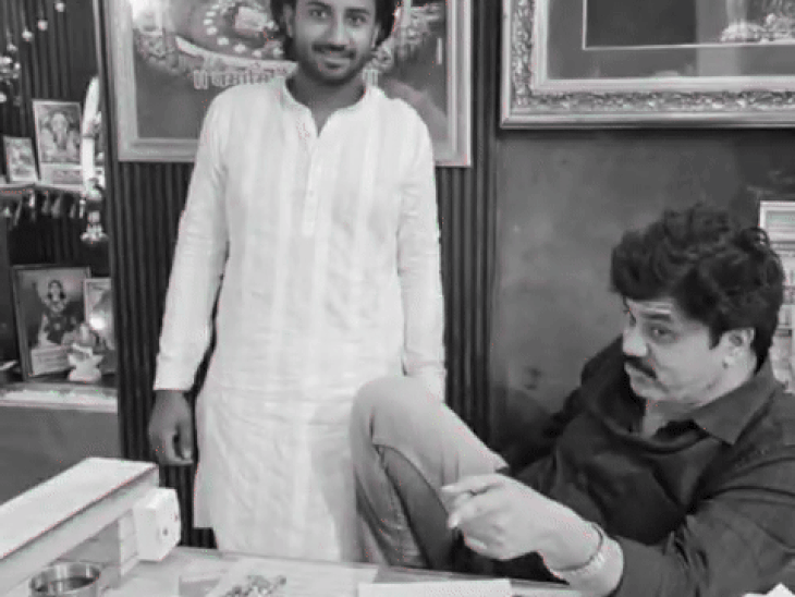 Beed Murder Twist: Viral Photo Shows Slain Yash Dhaka With Santosh ...