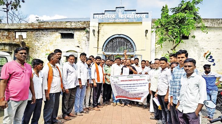 Farmers from Tarhala Kanjara-Vanoja area march to Tehsil office ...