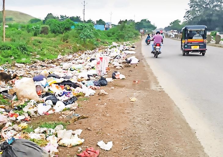 People throwing garbage on the streets are causing unsanitary ...