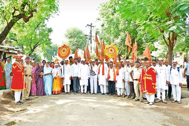 Departure of Shegaon foot procession from Bhilali, participation of 300 ...