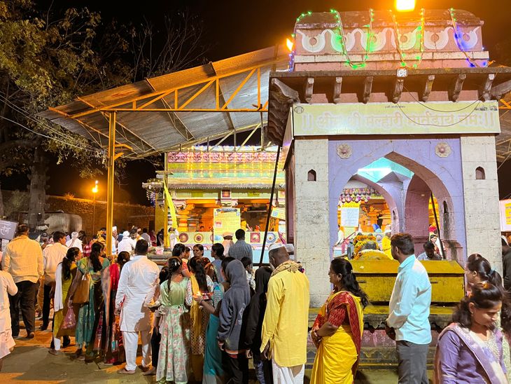 Shri Mahabhishek, Kakad Aarti; Devotees throng the temple for darshan ...
