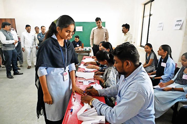 Students carried out the entire voting process in the school, the ...