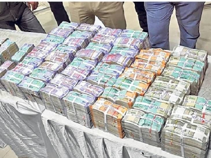 Cash worth Rs 1 crore seized in a car in Hingoli on the eve of voting ...