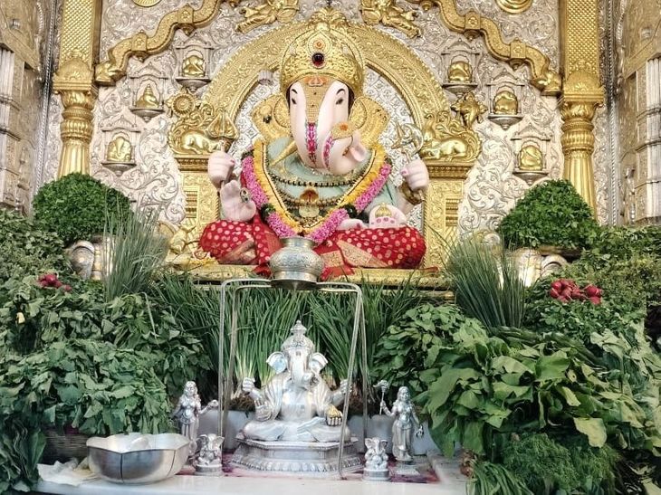 Attractive arrangement of leafy vegetables for Dagdusheth Ganpati on ...