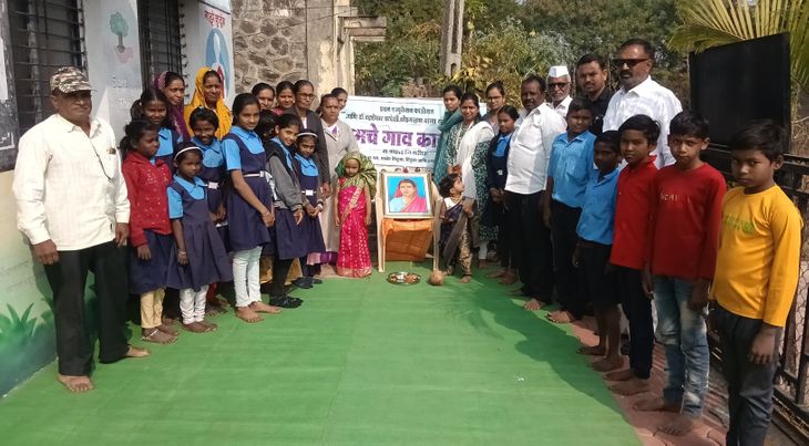 Adgaon pays tribute to Savitribai Phule | आडगावला सावित्रीबाई फुले ...
